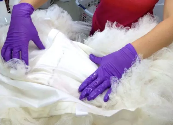 Limpar un vestido de noiva por amoníaco alcohol