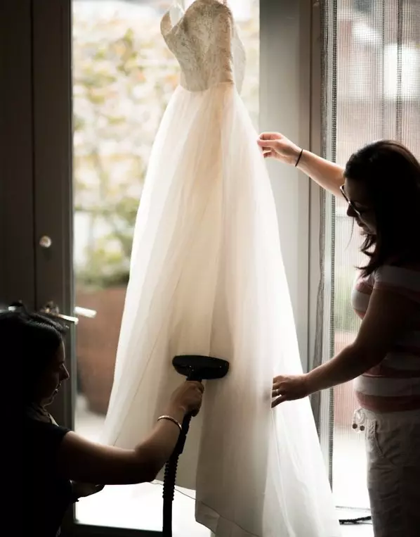 स्टीम जेनेरेटरसँग विवाह पोशाक सफा गर्दै