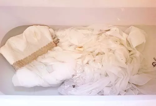 Robe de mariée de lavage à la main