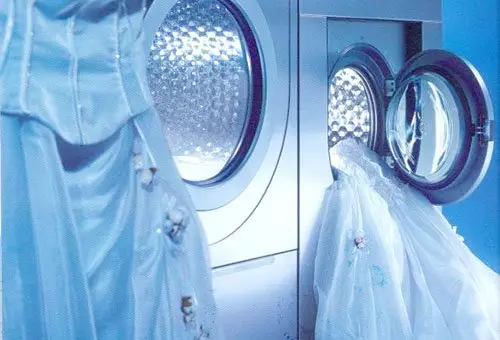 Robes de mariée dans une machine automatique