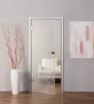 Läbipaistev klaasist uksed