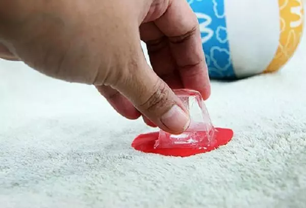 在地毯的紅色彩色塑泥冷凍冰塊