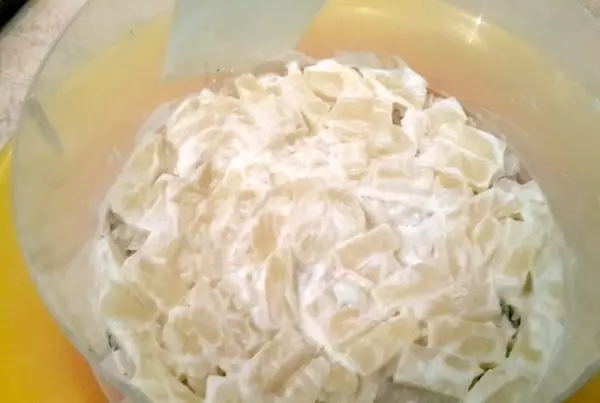 Konservuotų ananasų šlifavimas su majonezu plastikiniuose liejimo žiede