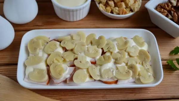 熏制的鸡胸肉和腌制蘑菇用蛋黄酱在白色矩形板材