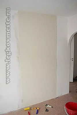 Papel tapiz pegamento en una pared recta
