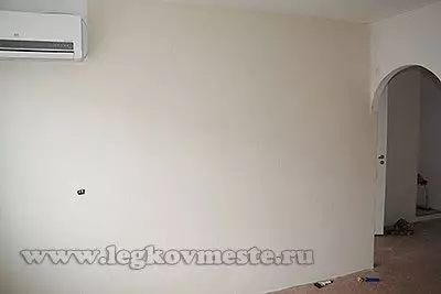 איך דבק טפט על קיר ישר