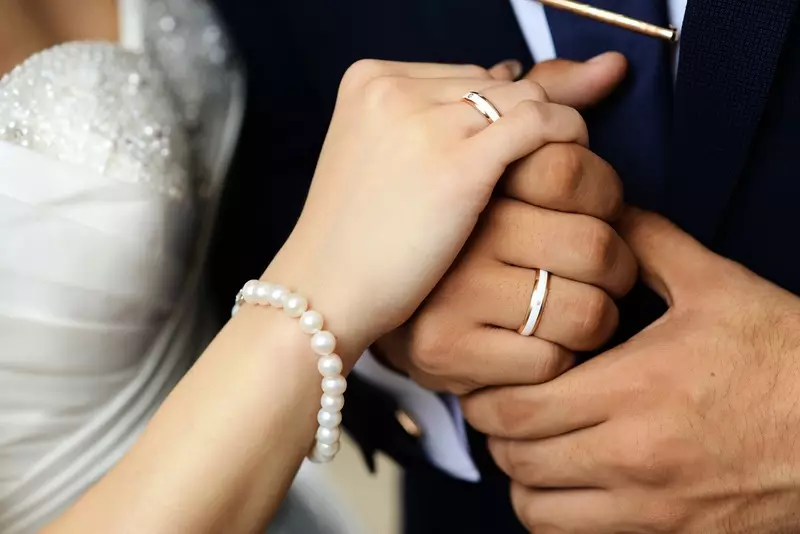 결혼식 전에 결혼 반지를 착용 할 수없는 이유는 무엇입니까?