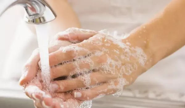 Se laver les mains avec du savon