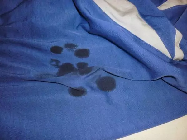 Stains from machine oil