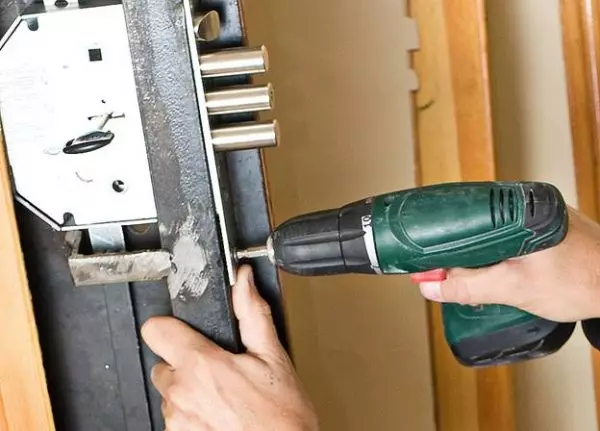Инсталиране на ключалка в метална врата