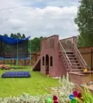 Дерев'яна гірка на дитячому майданчику
