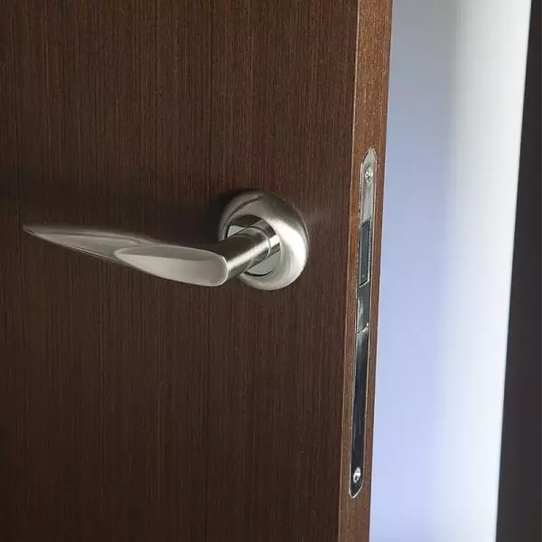 Magnetna ključavnica na notranjih vratih