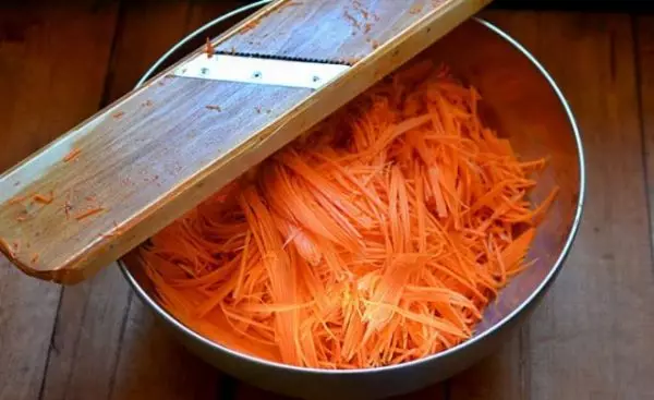 Karotte auf koreanischer Reibe verkissen