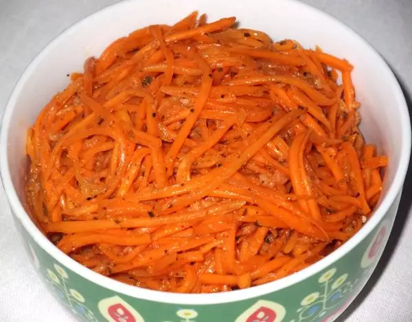 胡蘿蔔和洋蔥與調味料
