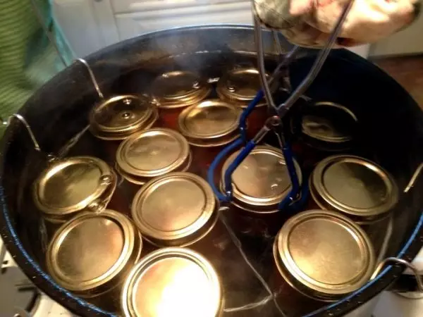 Esterilização de latas de berinjela
