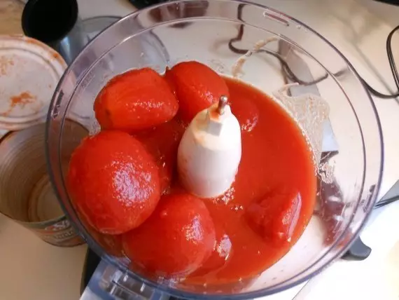 在攪拌機中研磨蕃茄