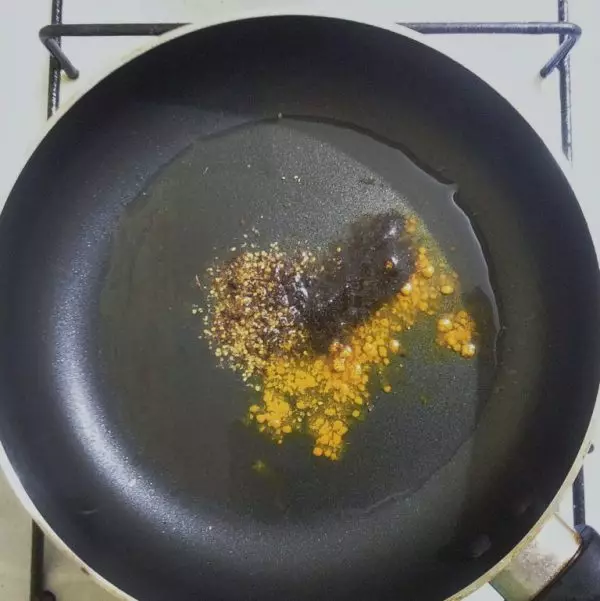 Kryddor i en stekpanna