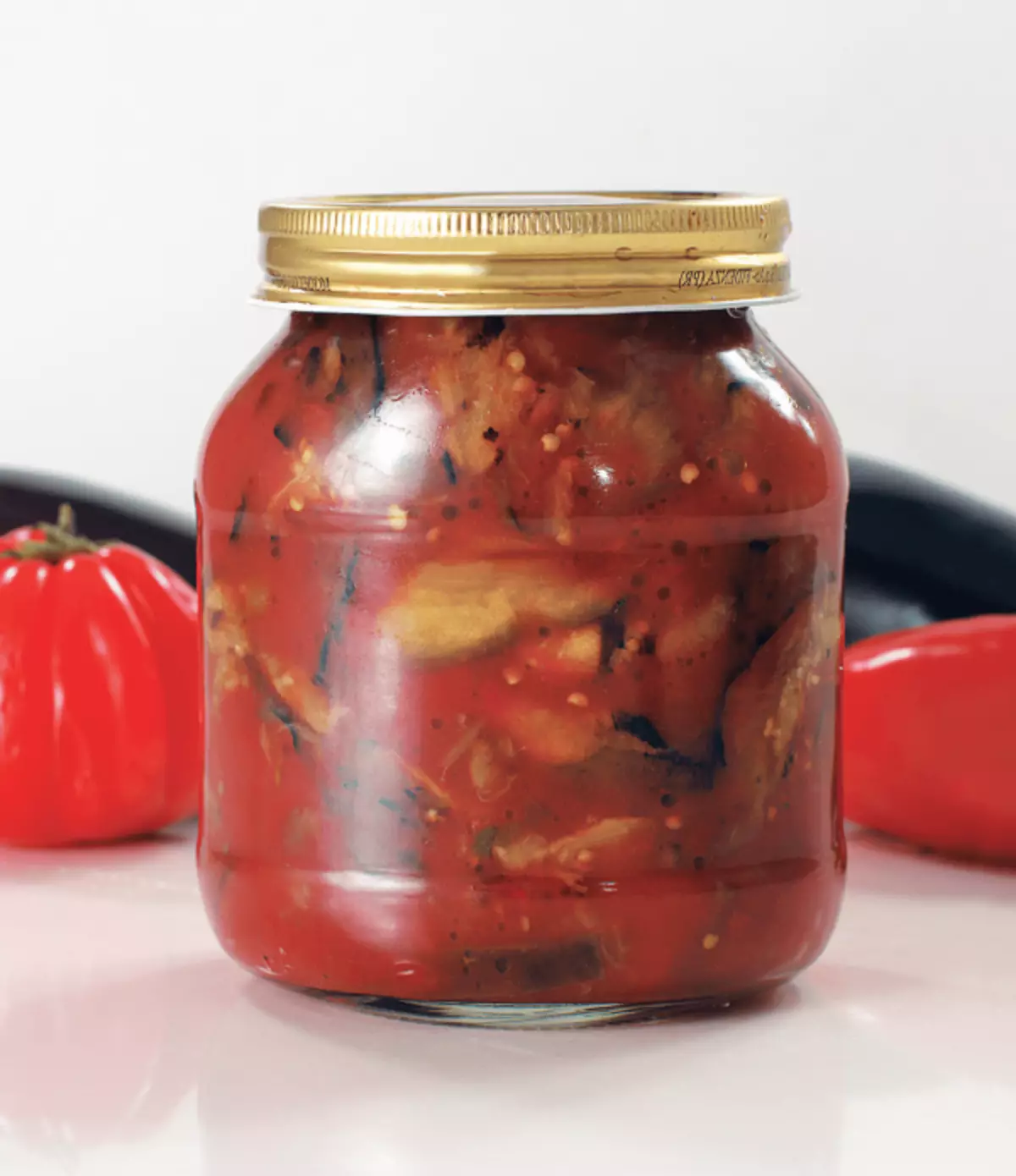 Připravené lilek v korejštině s rajčaty a hořčičným olejem