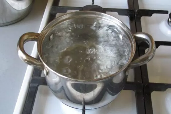 在平底鍋煮沸的水