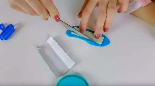 Женски ръце изрежат чиния от дъвчене
