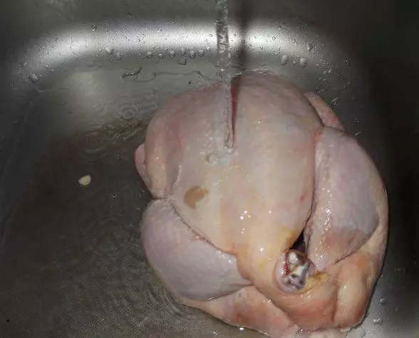 لاشه مرغ خام در پوسته تحت حلقه های آب