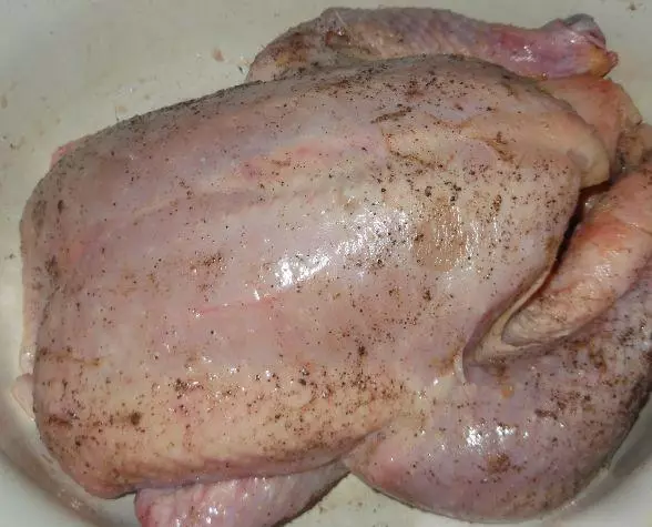 مرغ خام با فلفل قرمز سیاه و نمک