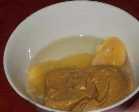 Mustard, zuma da kayan lambu mai a cikin kwano