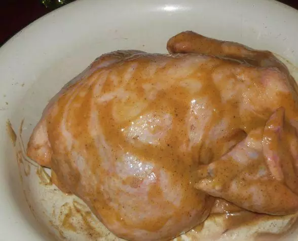 Суров пилешко труп во сос од мед-сенф