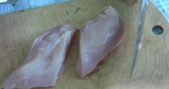 Суровини пилешки филе на сечење одбор и нож