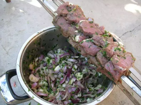 Nyama ya marinated juu ya skewers.