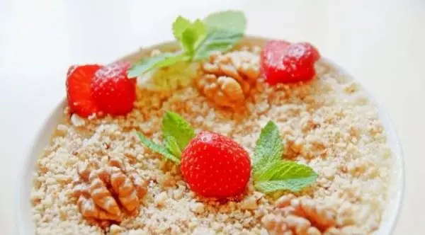 Gurievskaya berries সঙ্গে porridge