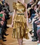 Auksinė suknelė iš Altuzarra kolekcija