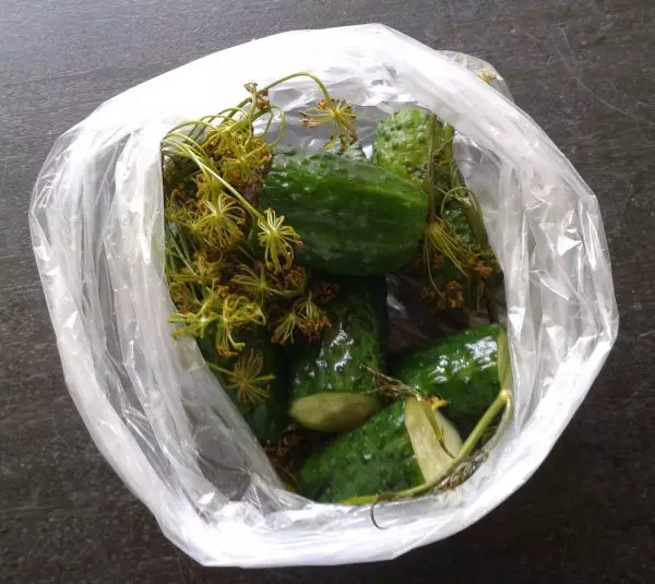 I-cucumbers ezithengiswayo kwiphakheji