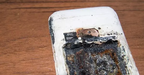 Telefonas sprogo įkrovimo metu