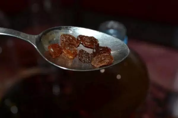 Raisins i totonu o se sipuni
