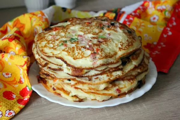 pancakes ທີ່ມີໄສ້ກອກແລະສີຂຽວ