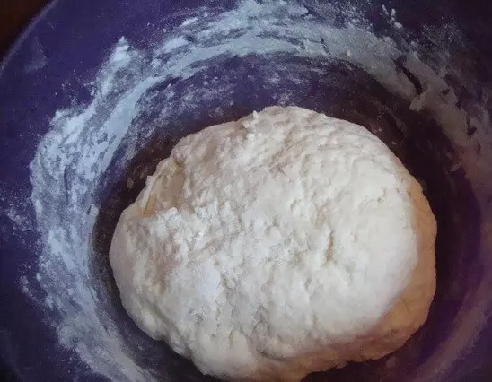 dough នៅក្នុងចានធំមួយ