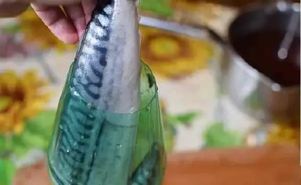 Mackerel sa isang bote.