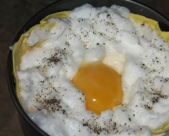 Chicoteado ovo branco e gema grosseira em forma de uma pita fina em forma