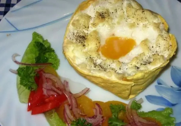 Recetas revueltas huevos en una sartén en una sartén y en el horno, con queso, tomates, salchichas por otros aditivos. 1866_4