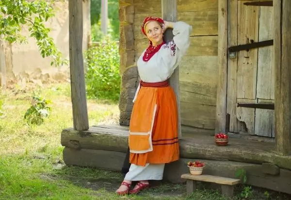 Garota em roupas eslavas