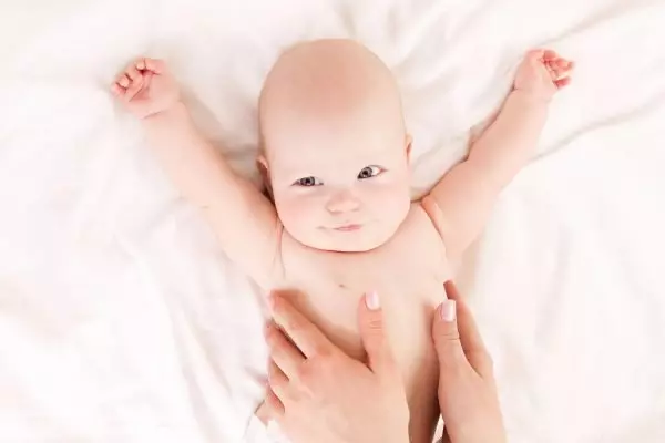 Bebê satisfeito levantou suas alças