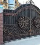 豪華な錬鉄製の門