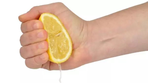 Išspausti sultis nuo pusių citrinų