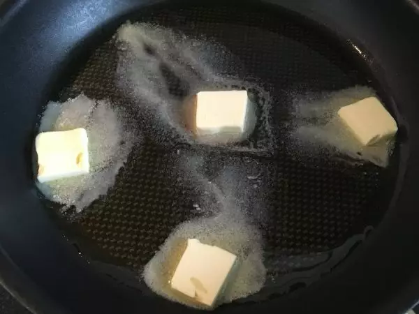Κρεμώδες λάδι σε ένα τηγάνι