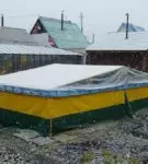 Piscina de cadros baixo un toldo