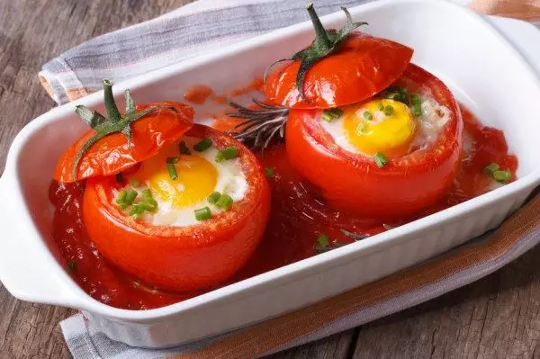 Smażone jajka w pomidorach