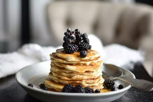 Pancake Oatmeal dengan Blackberry