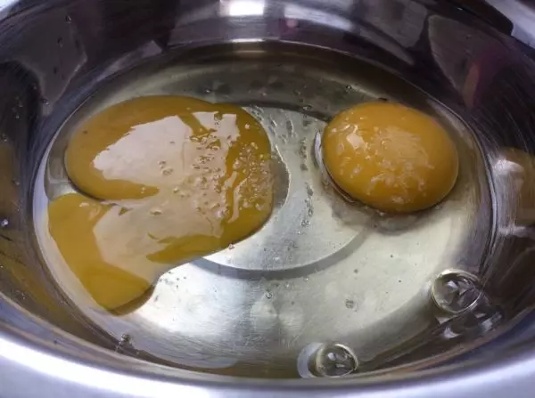 Ouă brute în rezervorul de metal