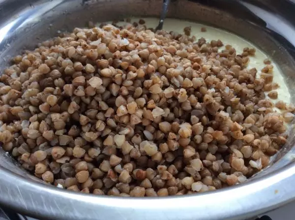 Buckwheat ing mangkuk nganggo campuran endhog